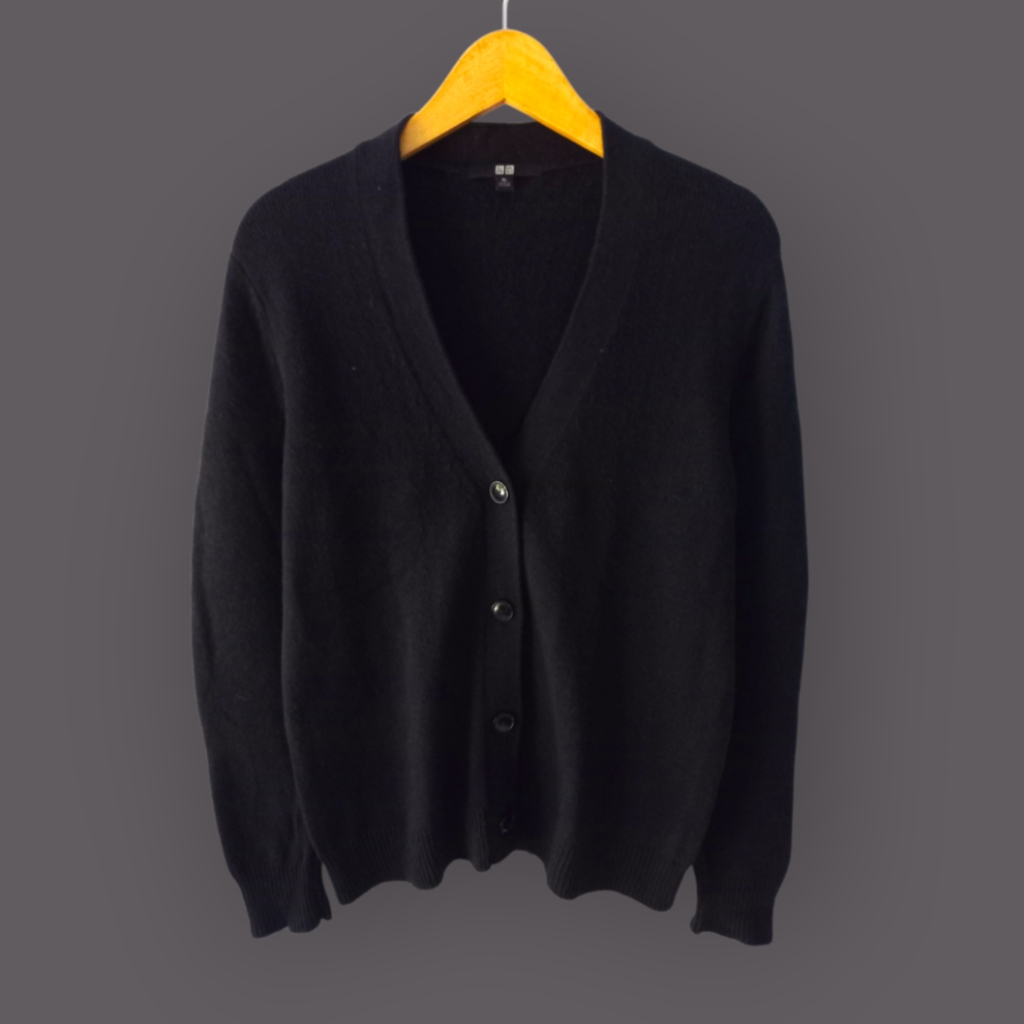 Jual Thrift Uniqlo Cardigan V-Neck Hitam Polos Lengan Panjang Wanita ...