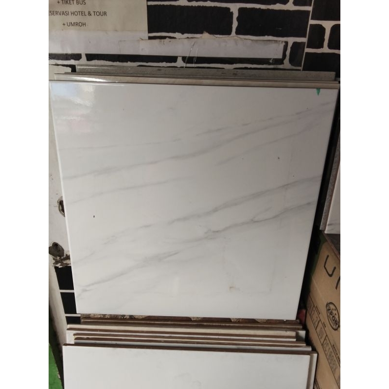 Jual Asia Tile Vicenza Grey 40x40 Glosy Keramik Lantai Putih Marmer ...