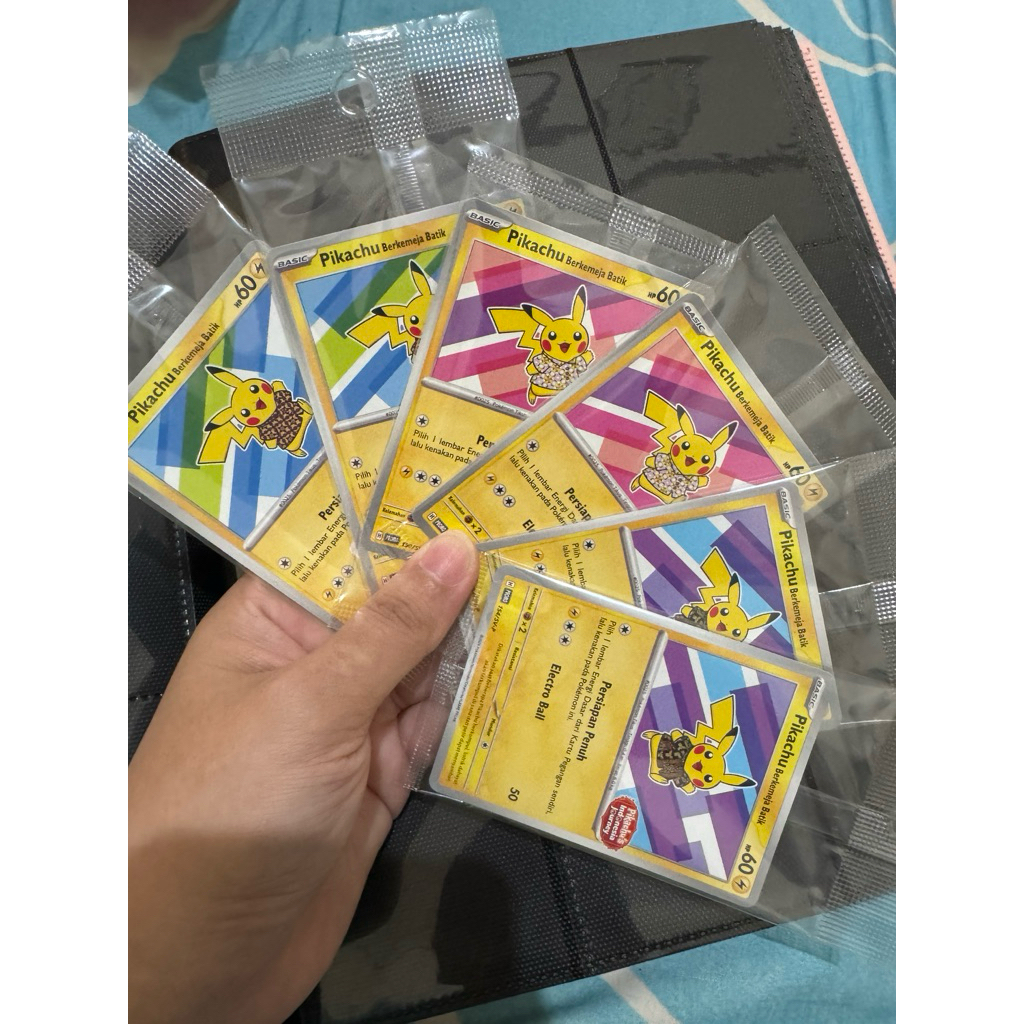 Jual Pokemon TCG Indonesia - Pikachu Berkemeja Batik (masih sealed plastik) | Shopee Indonesia