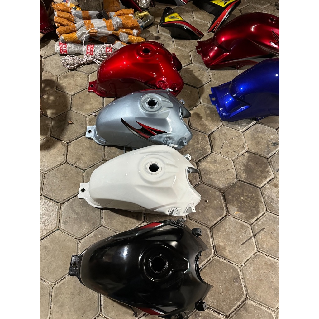 Jual Tanki motor megapro mono karbu, sudah repaint (bisa request warna ...