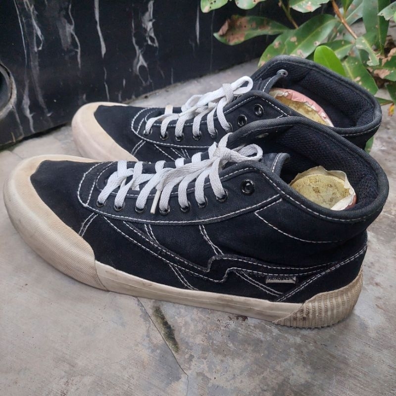 Jual sepatu sneakers second merk patrobas equip high size 41(27,7cm ...