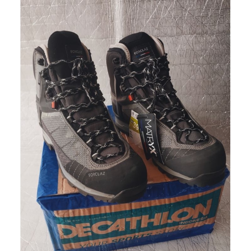 Jual Sepatu Decathlon Forclaz Trek 500 Matryx - Made in Romania ...