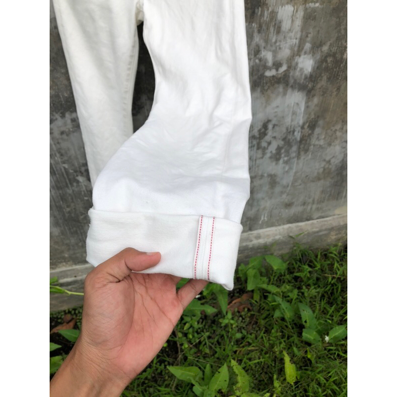 Jual Uniqlo Selvedge putih Slim Straight | Shopee Indonesia