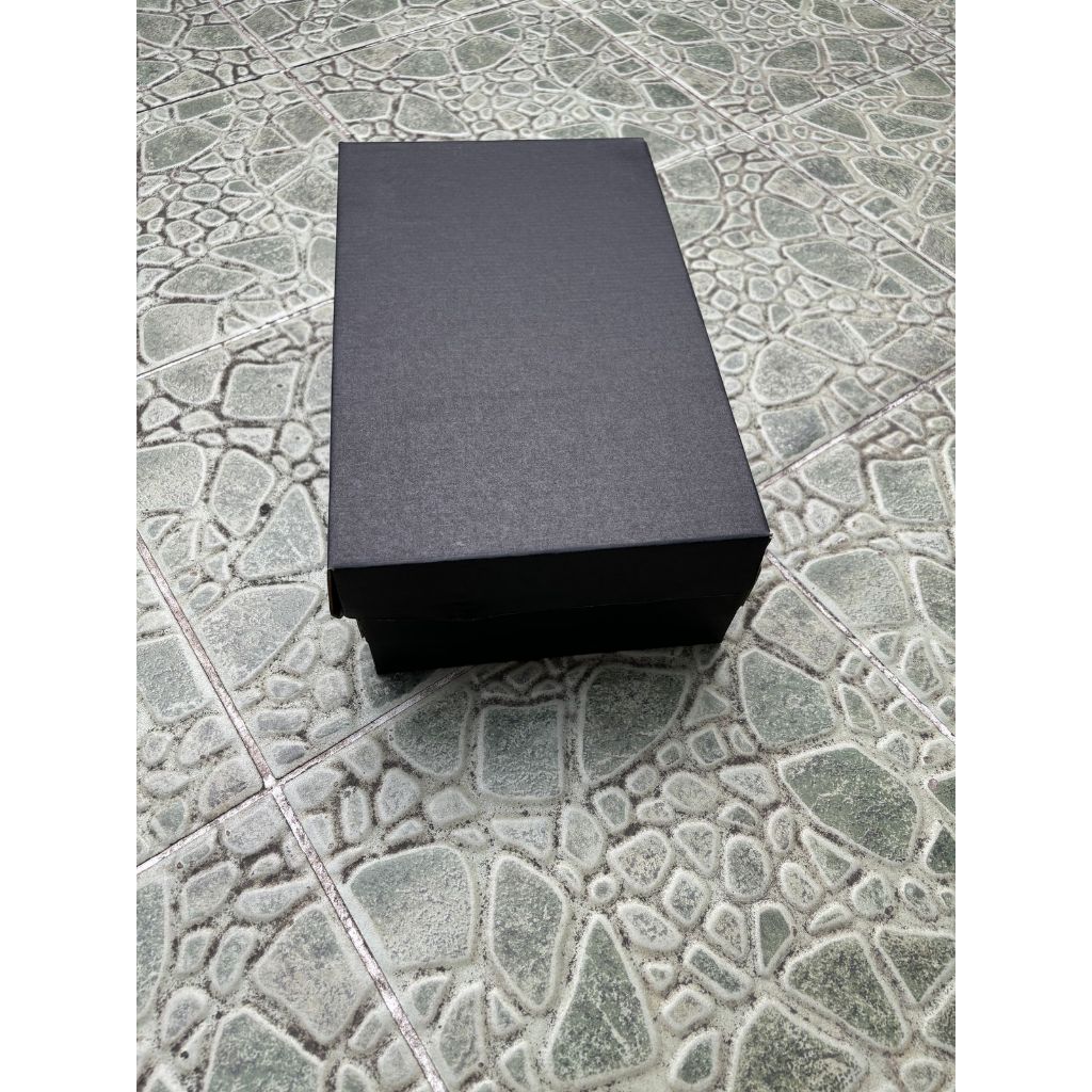 Jual Kotak Sepatu Polos / Kardus box karton - kotak hitam putih ...