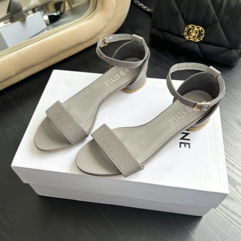 Jual Sendal dengan tumit tinggi matte yang tenang dan elegan ...