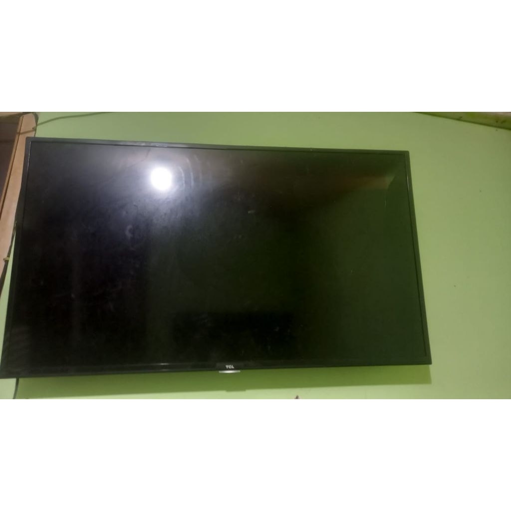 Jual tv tcl 40 inch android minus layar retak ngegaris dan lampu ...