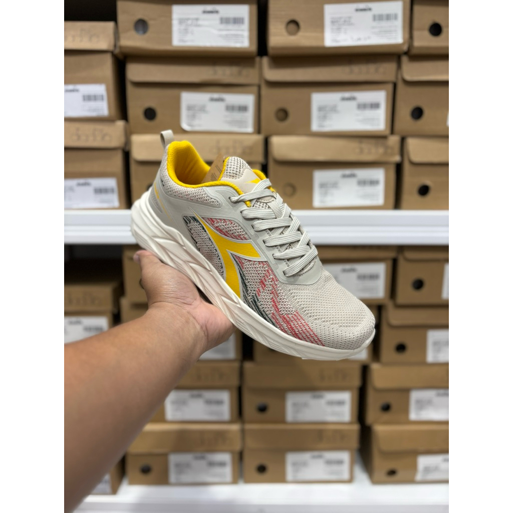 Jual SEPATU RUNNING PRIA DIADORA NAKANO BEIGE YELLOW DIARU250312H ...