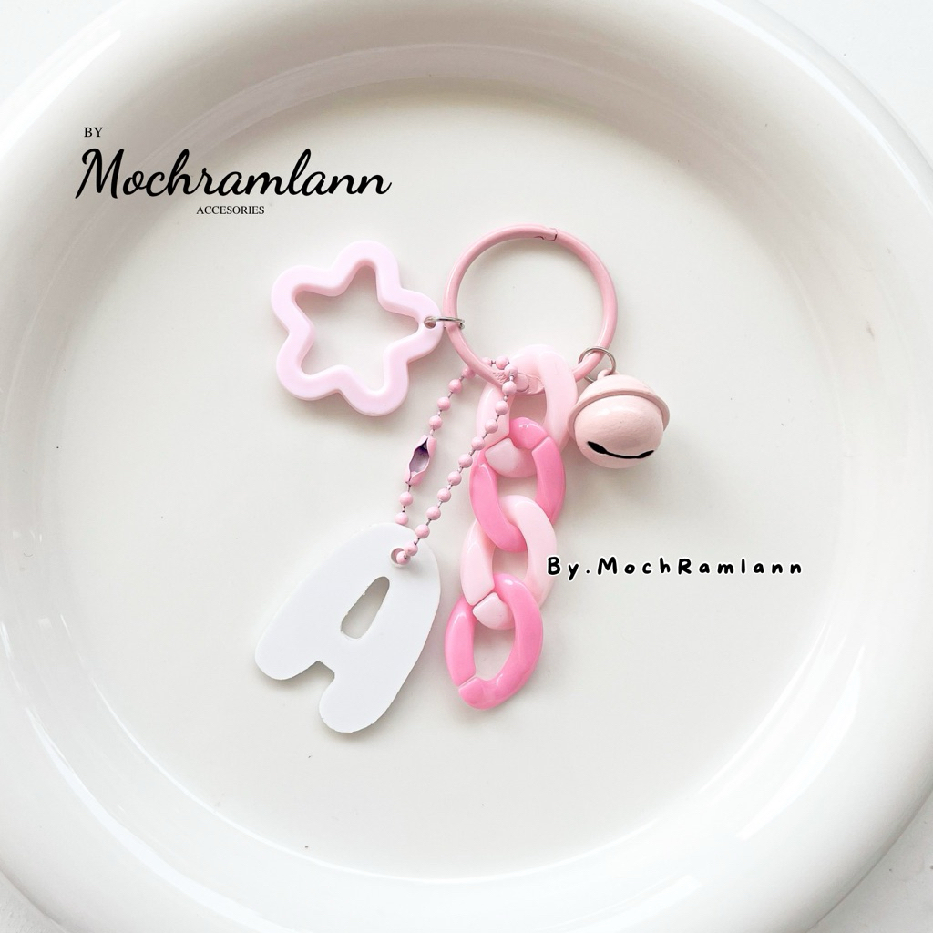 Jual Gantungan Keychain Huruf Akrilik Ada Lonceng Bunyi//BISA REQUEST ...