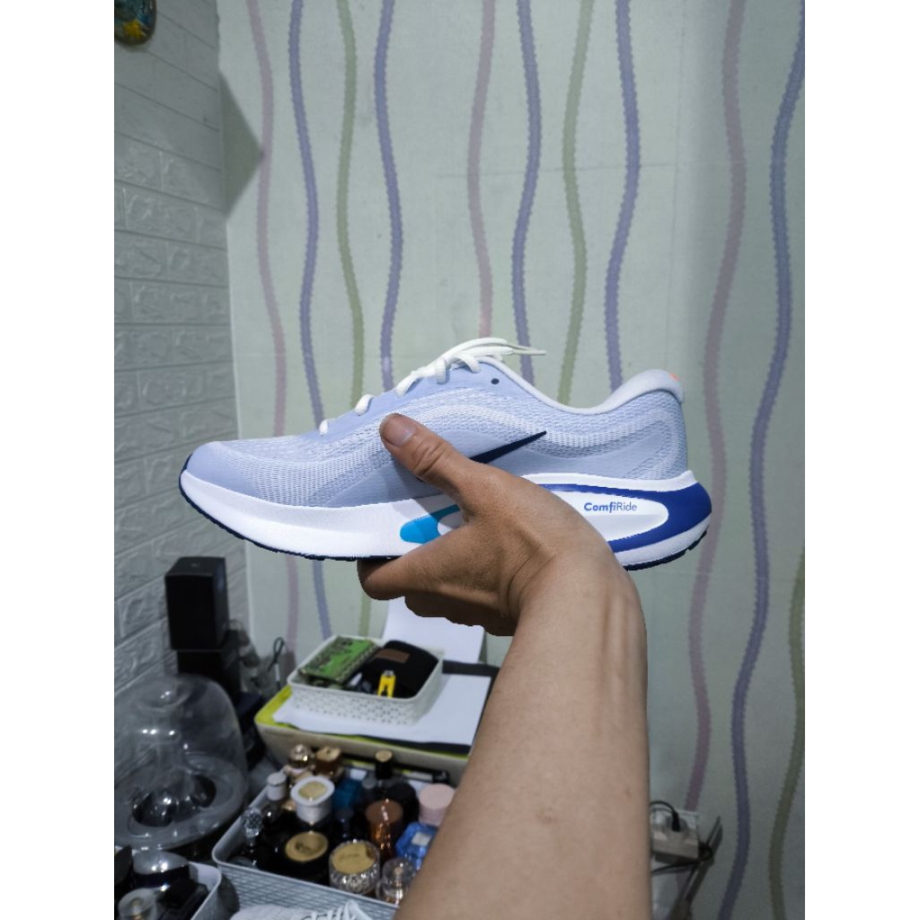 Jual Sepatu lari journey run warna football grey | Shopee Indonesia