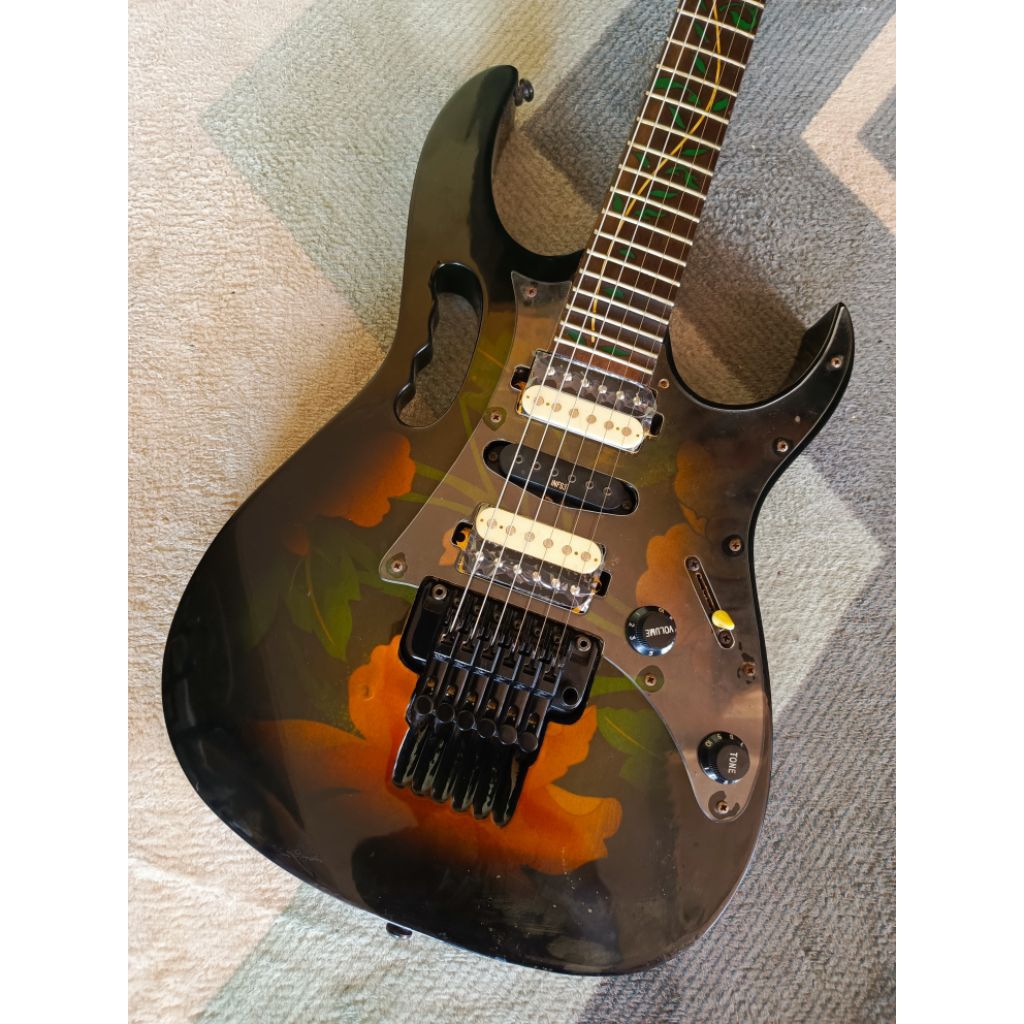 Jual Gitar Ibanez Jem Flower Tremolo Edge Zero ZPS | Shopee Indonesia