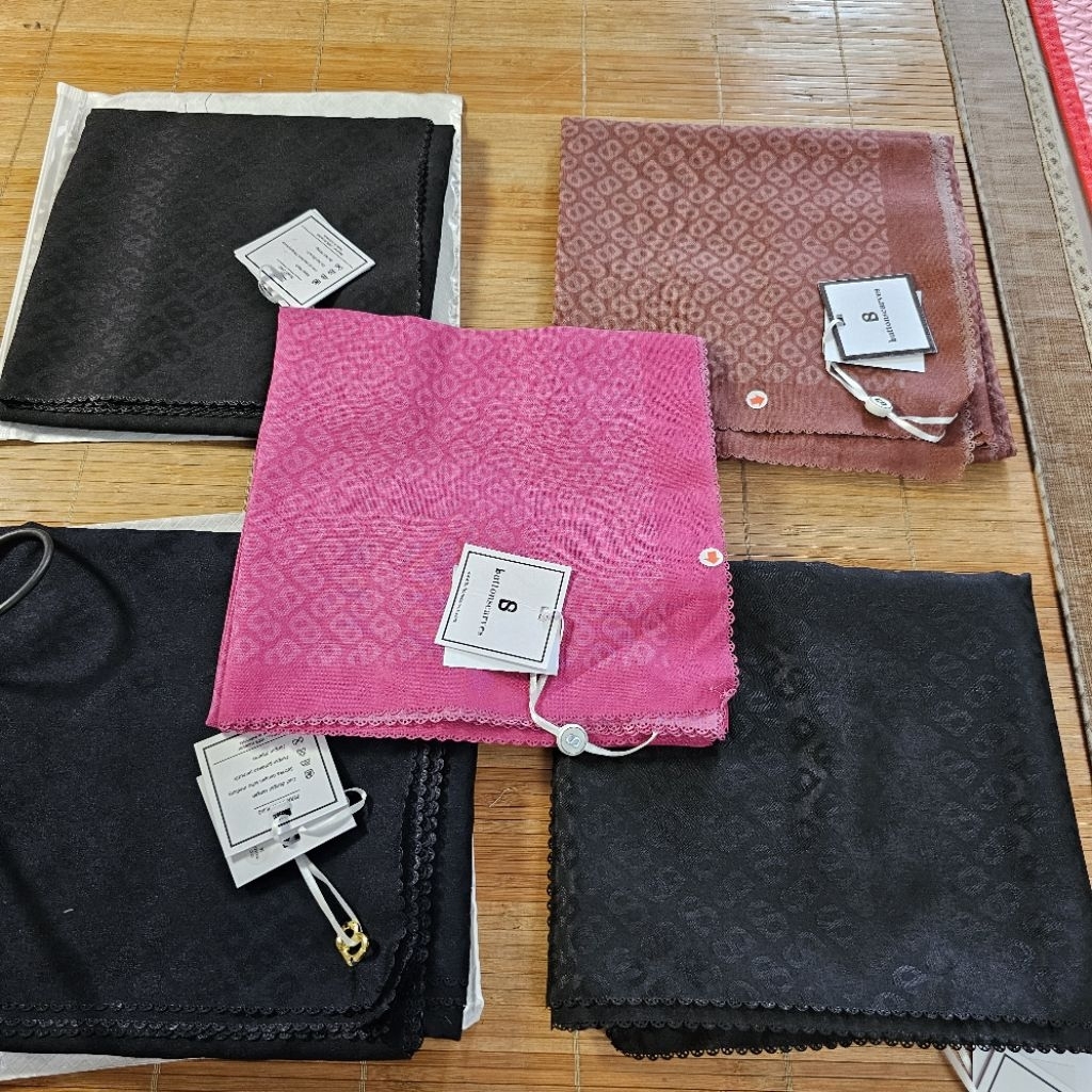 Jual buttonscarves tapis as is tanpa.box | Shopee Indonesia