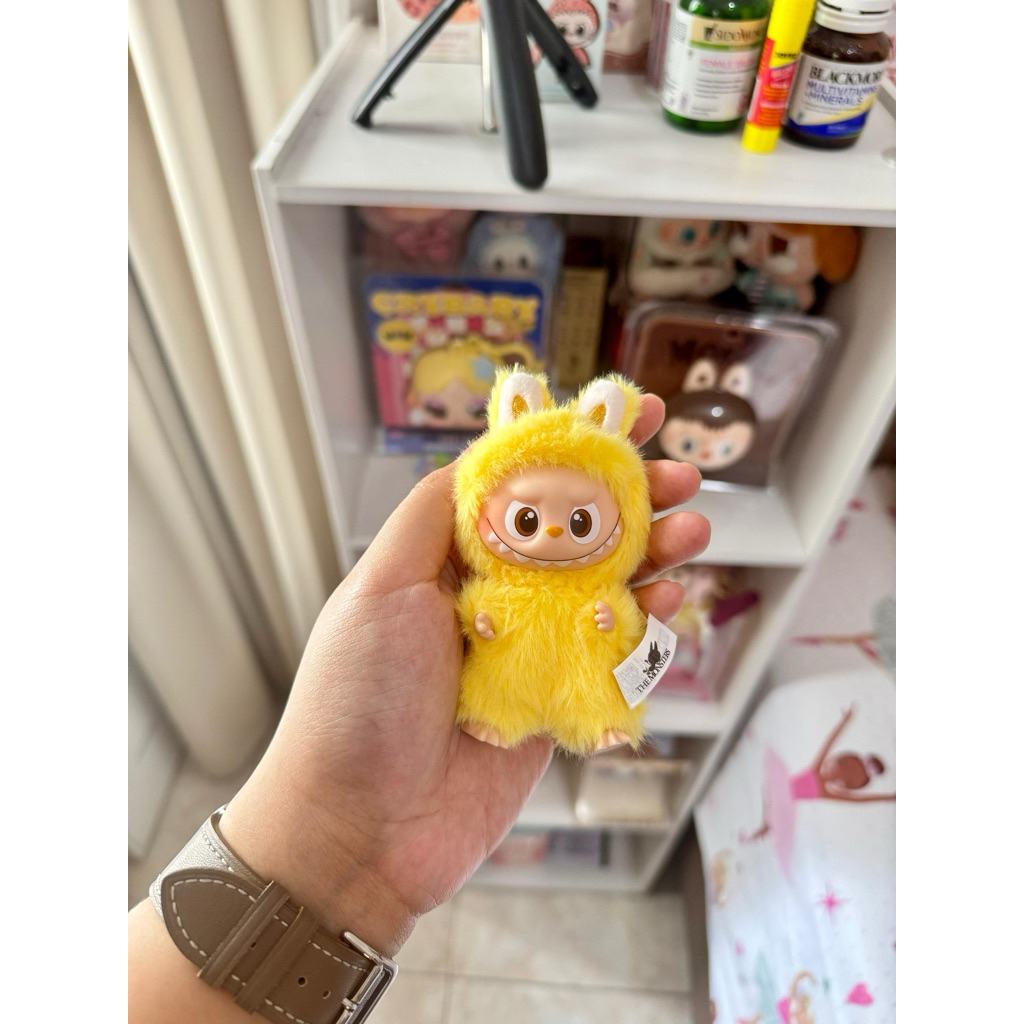 Jual Labubu pin for love -P (yellow) | Shopee Indonesia
