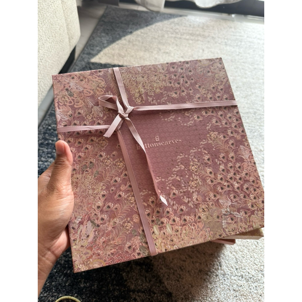 Jual BOX BUTTONSCARVES LENGKAP | Shopee Indonesia