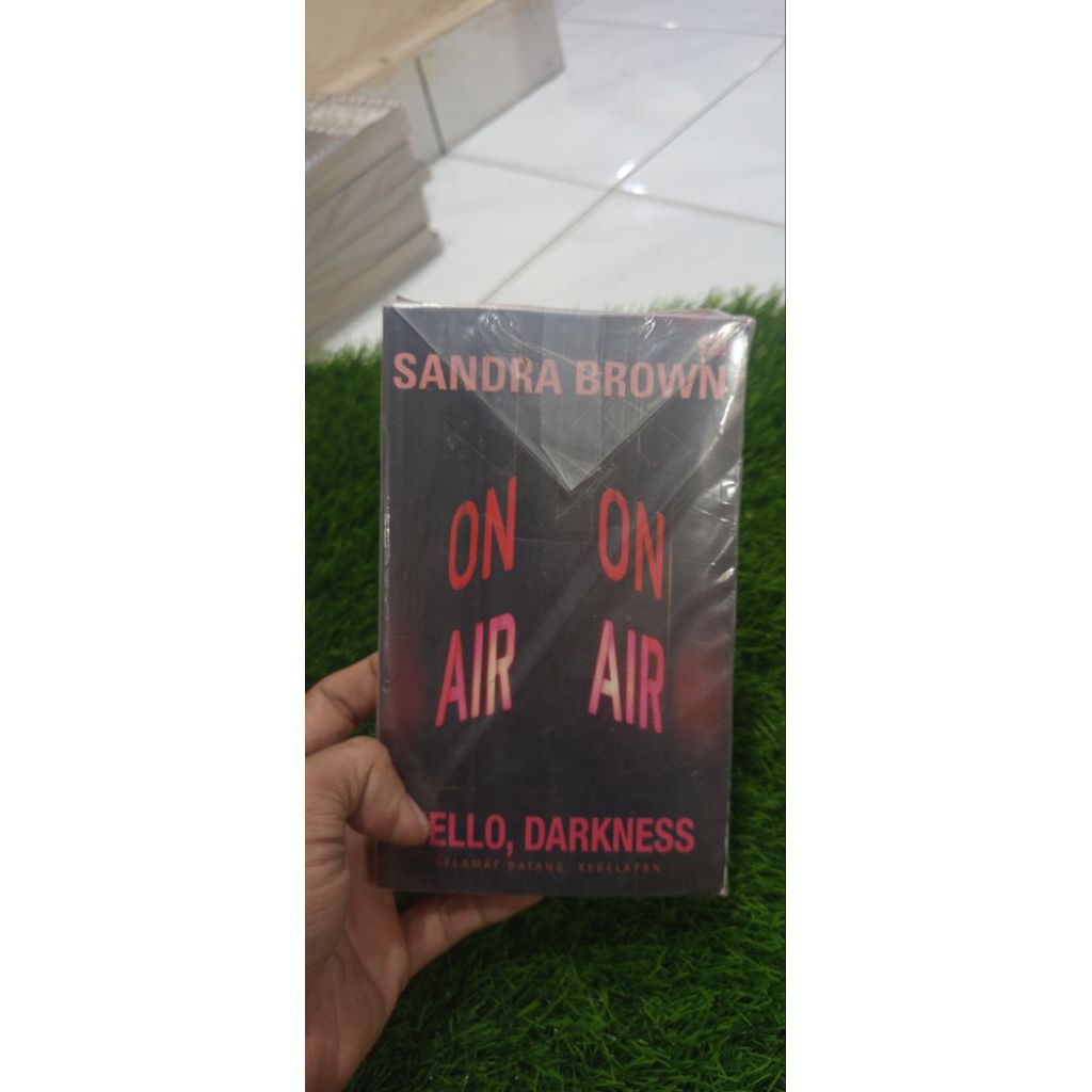 Jual Novel Sandra Brown - Hello, Darkness | Shopee Indonesia