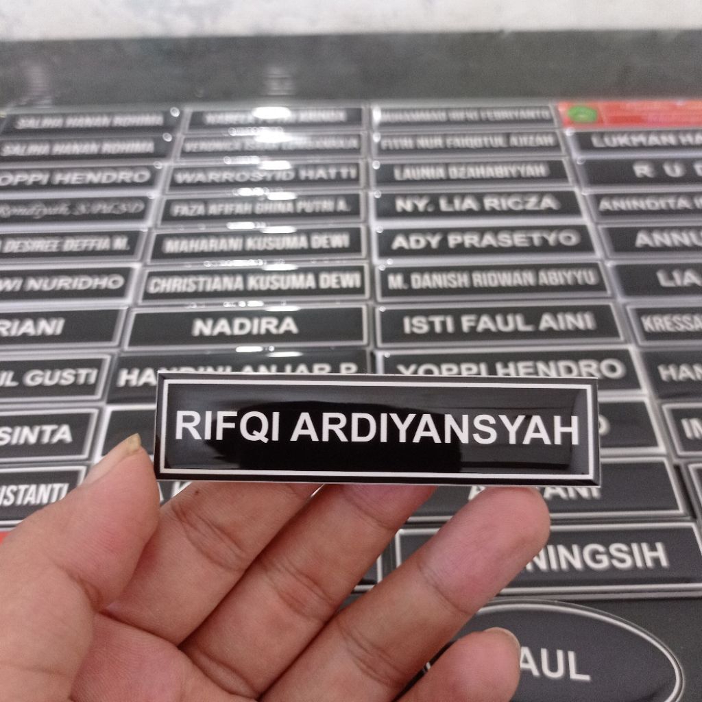 Jual PAPAN NAMA DADA / NAMETAG HITAM PUTIH AKRILIK RESIN | Shopee Indonesia