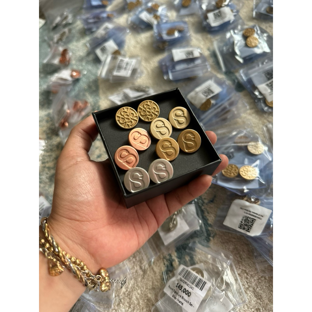 Jual Round signature Brooch as is buttonscarves | Shopee Indonesia