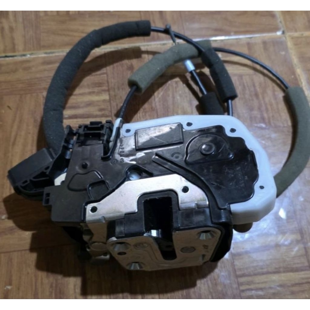 Jual Door lock pintu belakang kanan nissan livina juke xtrail t31 asli ...