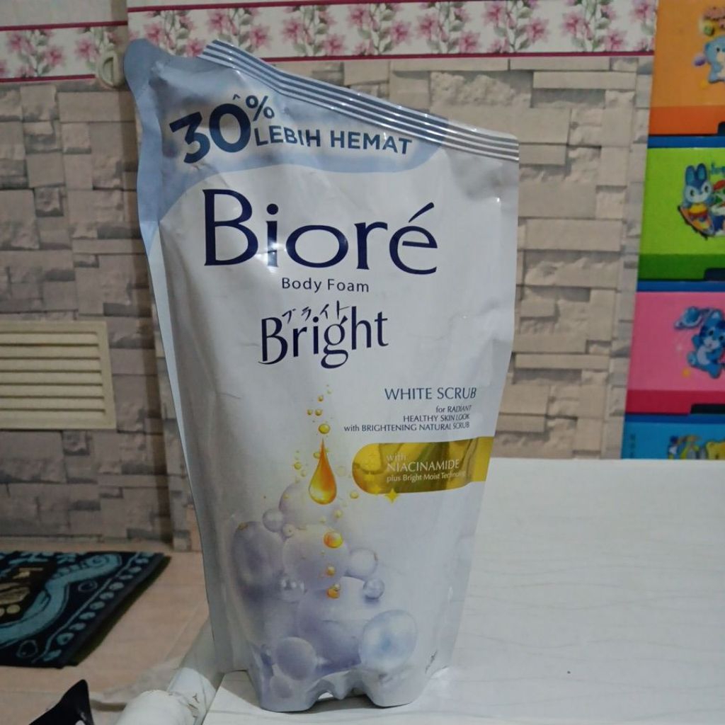 Jual BIORE BODY FOAM BRIGHT WHITE SCRUB WITH NIACINAMIDE 750 ML ...