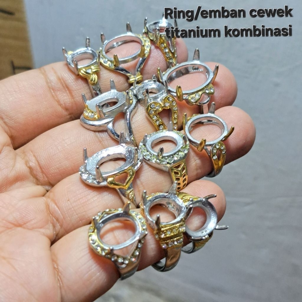 Jual Ring/Emban titanium cewek/wanita warna putih kombinasi gold tahan ...