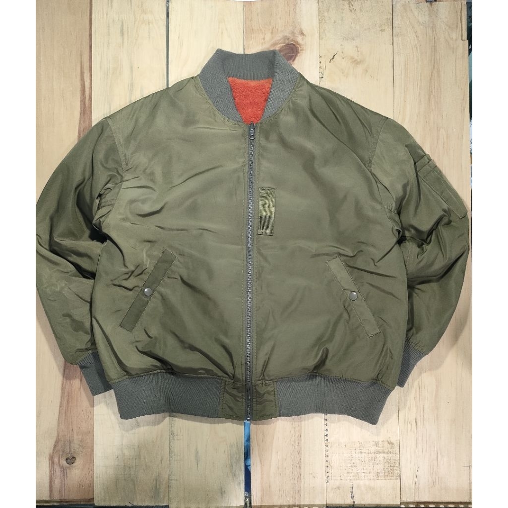 Jual GU Reversible Flight Bomber Jacket | Shopee Indonesia