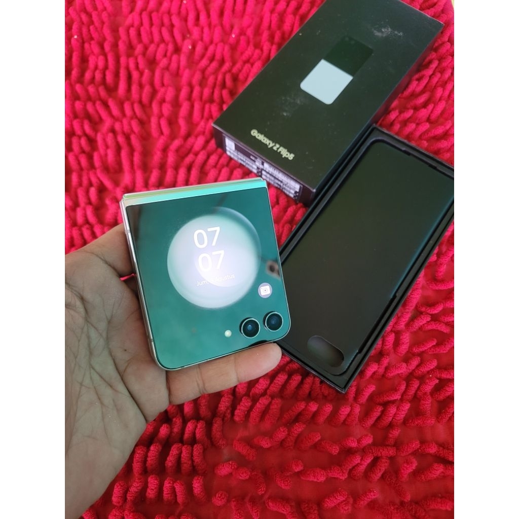 Jual Samsung Zflip 5 256 gb mulus fulset minus tompel kecil aja ...