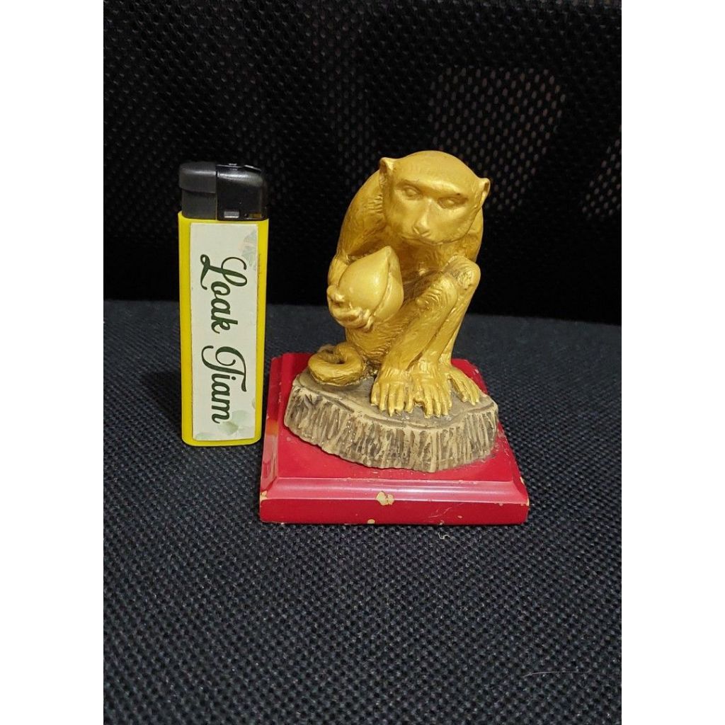 Jual pajangan patung monyet pegang buah peach | Shopee Indonesia