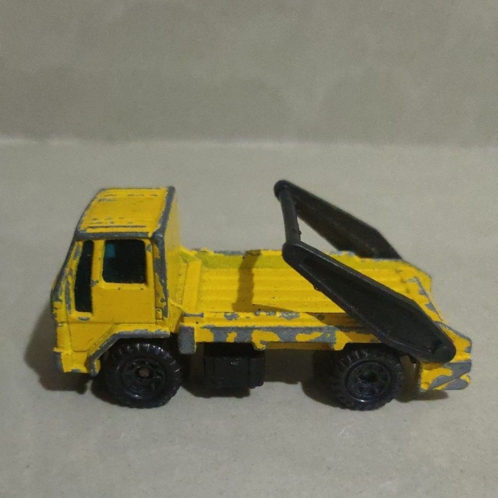 Jual diecast matchbox Ford cargo skip truck | Shopee Indonesia