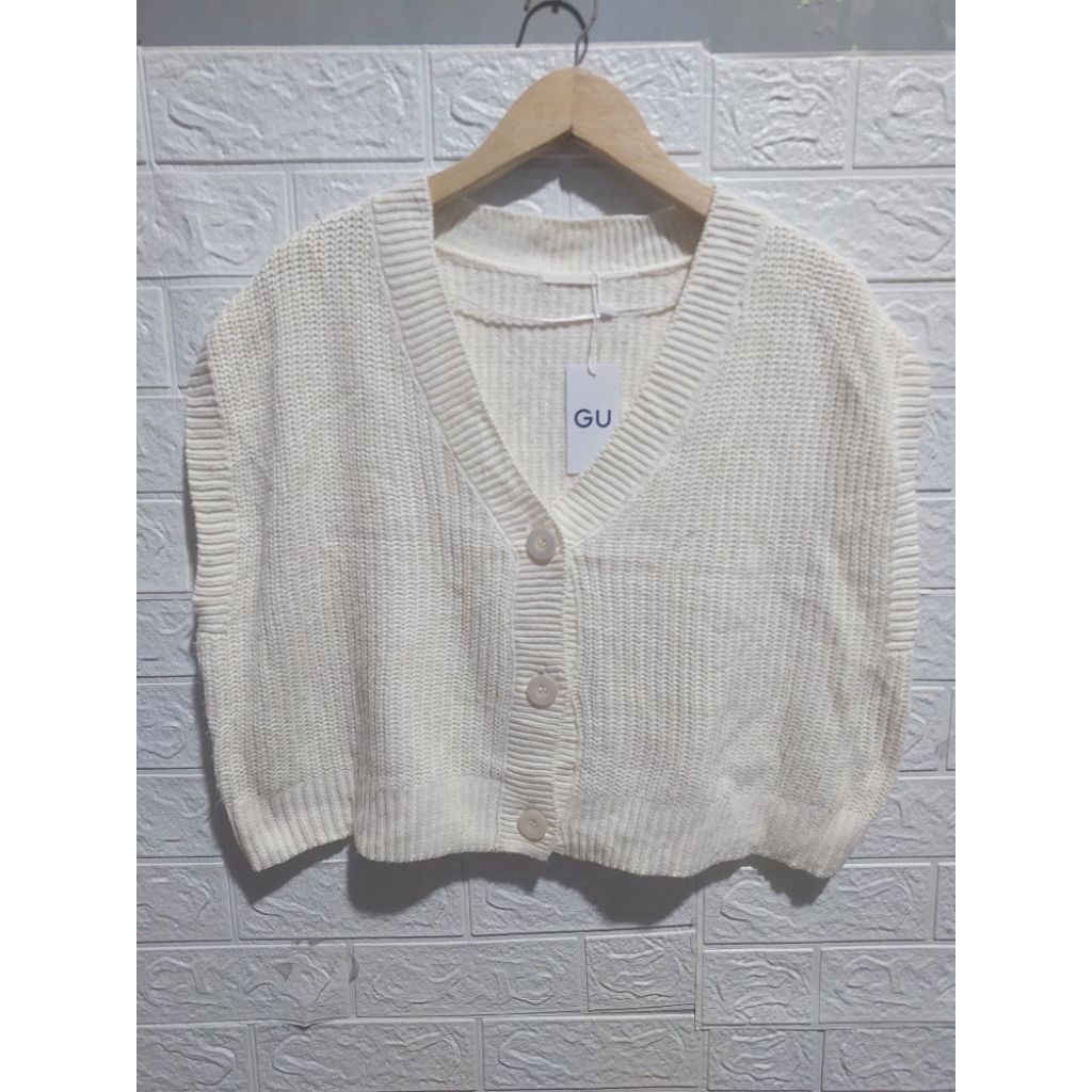 Jual GU UNIQLO VEST / ROMPI RAJUT CROPTOP KANCING BW | Shopee Indonesia