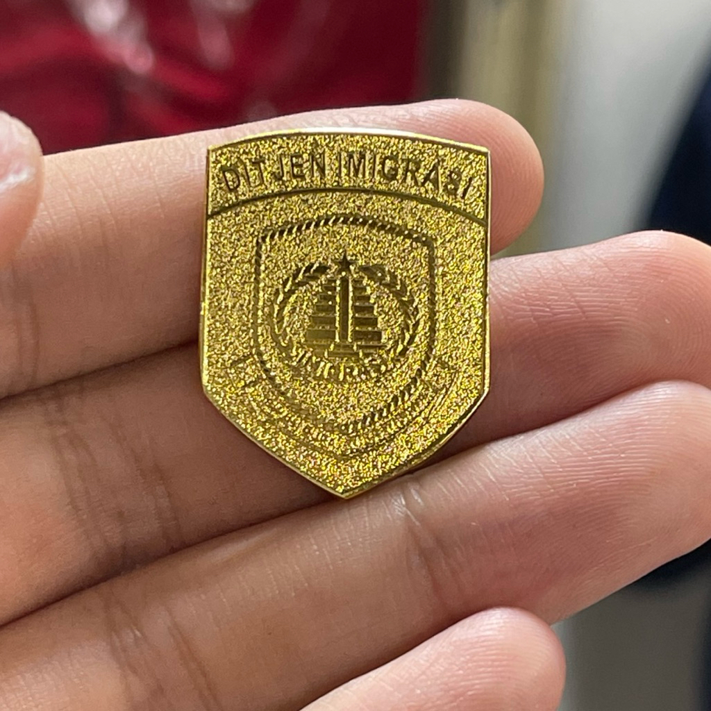 Jual Pin IMIGRASI magnet Model terbaru / Pin Ditjen Imigrasi kuningan ...