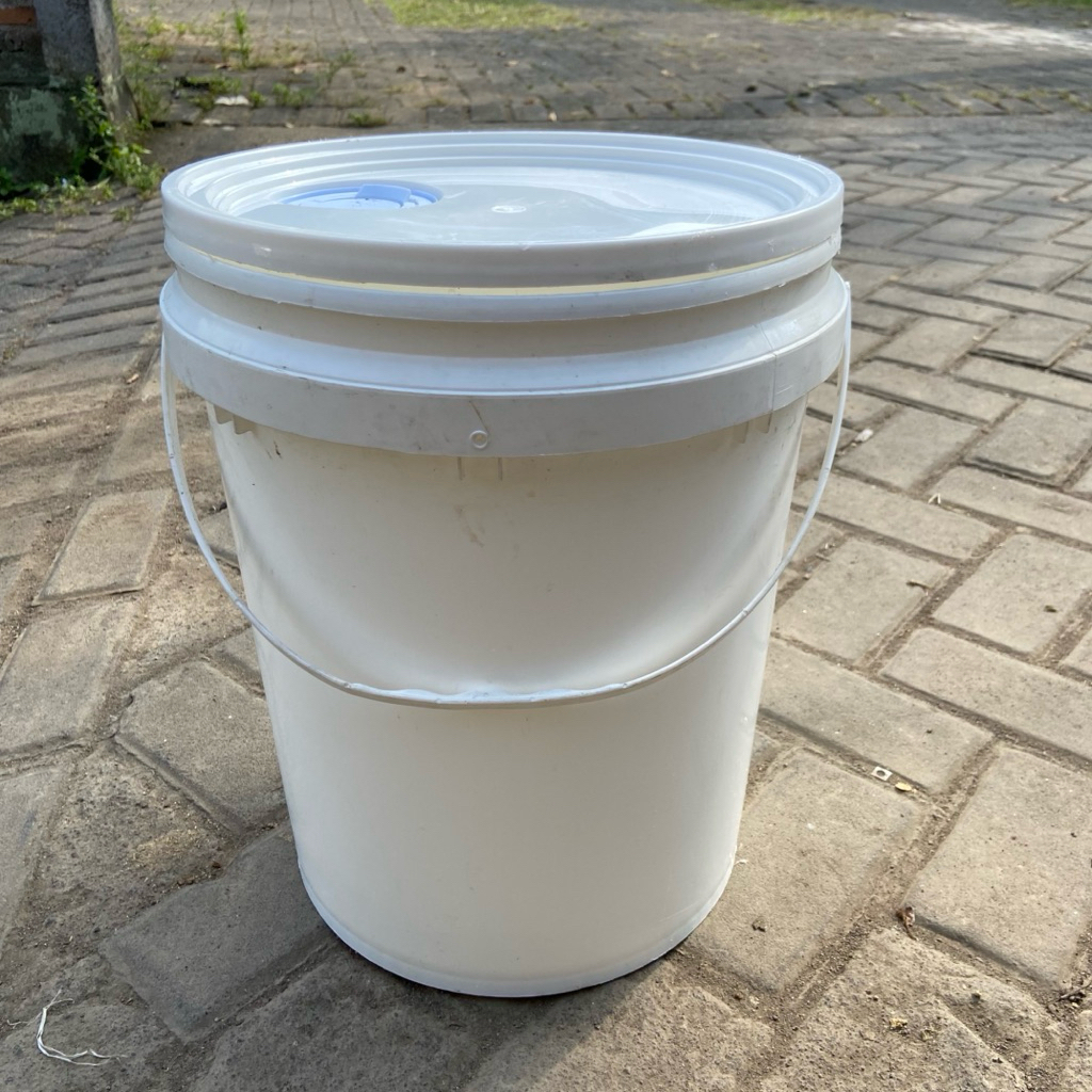 Jual ember bekas lem 25kg + tutup / ember bekas 20kg + tutup / ember ...
