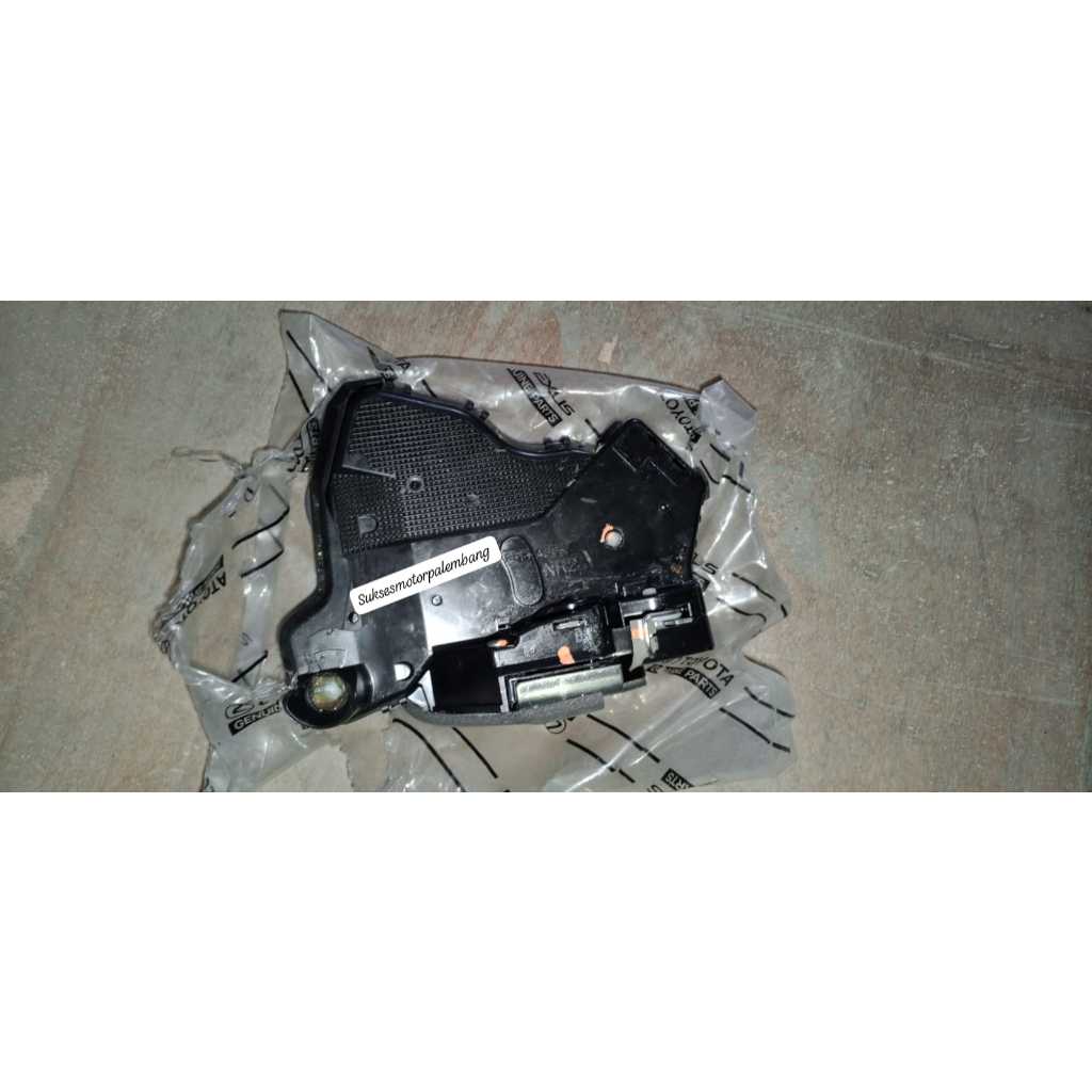 Jual Doorlock Pintu Depan Kanan Elektrik Toyota Innova 2011- 2015 / ...
