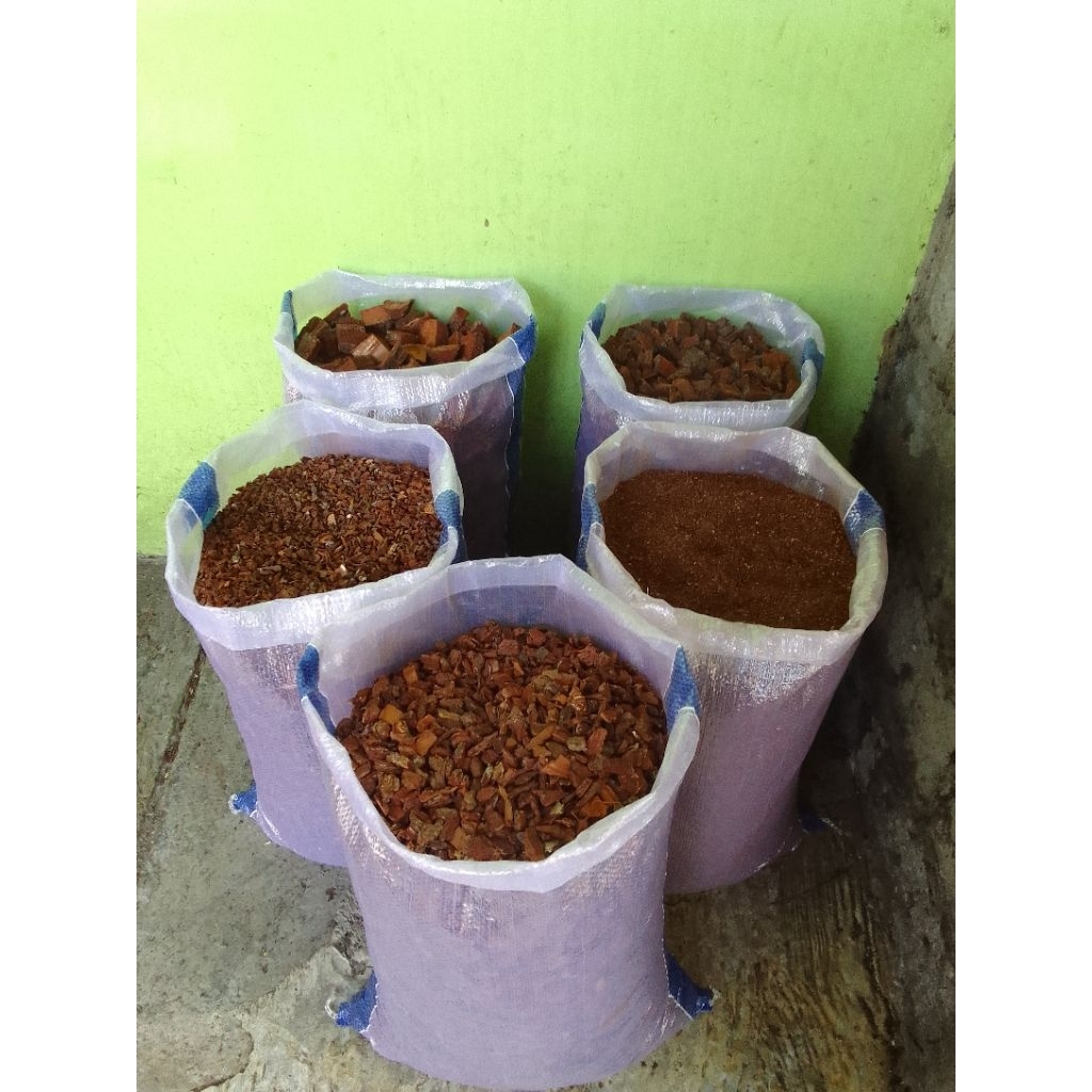 Jual kulit pinus cacah super kecil kemasan karung ukuran 25kg, untuk ...