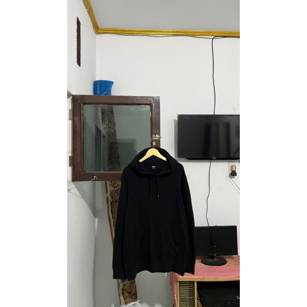 Jual Hoodie hitam polosan by Uniqlo | Shopee Indonesia