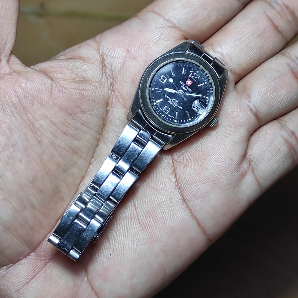 Jual jam tangan cewek bekas masih hidup buat pajangan (baca diskripsi ...