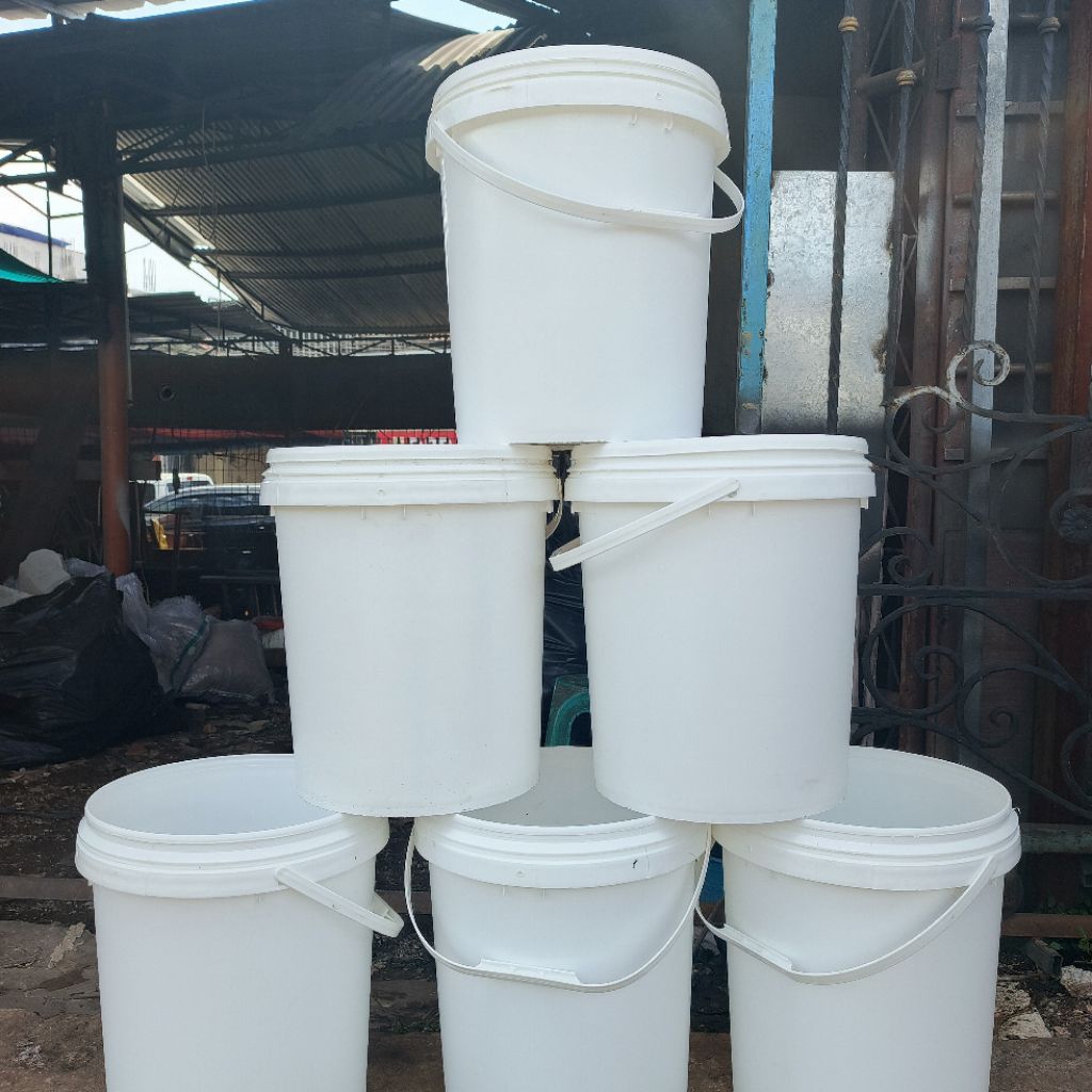 Jual Ember Putih 25KG Bekas lengkap + tutup | Shopee Indonesia