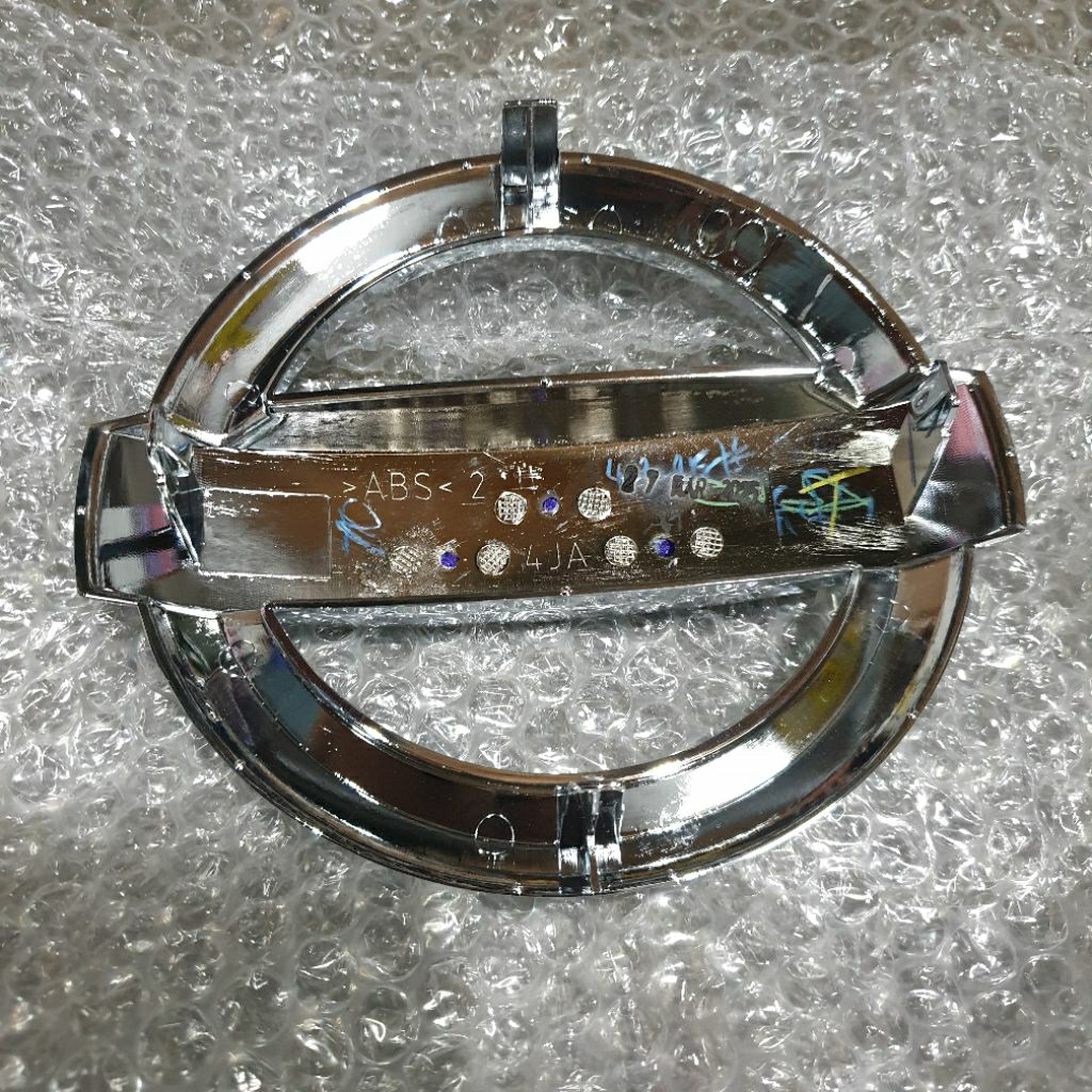 Jual EMBLEM GRILLE DEPAN NISSAN NAVARA D23 62890-4JA0A ORI | Shopee ...