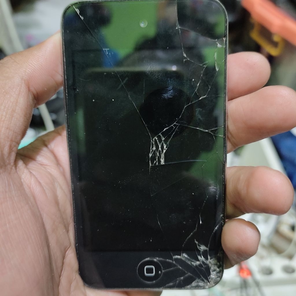 Jual ipod touch 4 32gb mesin hidup layar gelap retak | Shopee Indonesia
