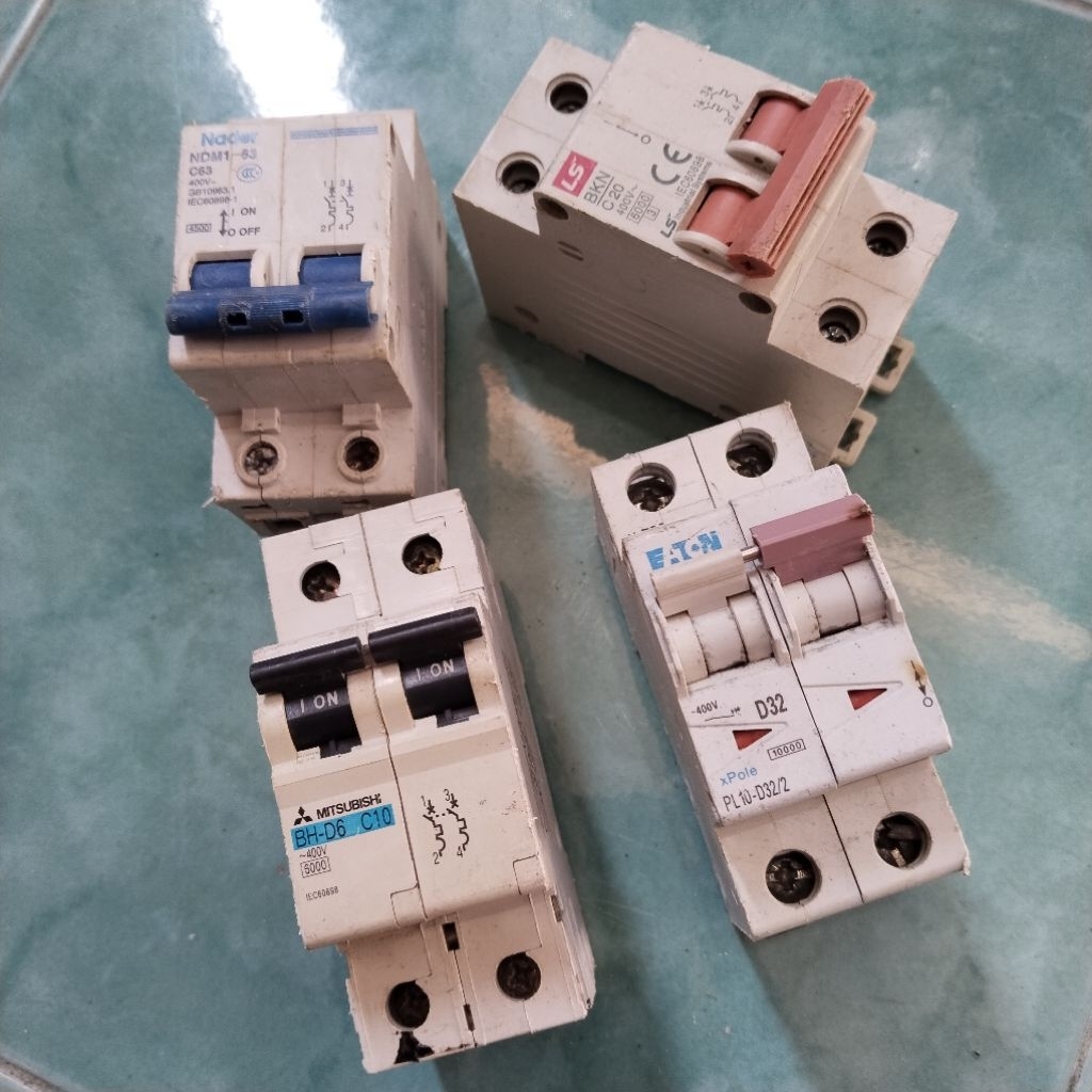 Jual empat pcs mcb bekas manel normal C10A/D32A/C63A /C2A | Shopee ...