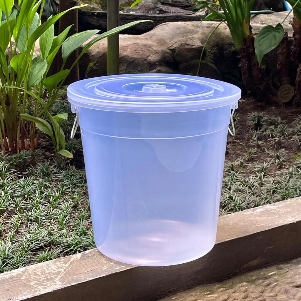 Jual Timba Air Tutup Transparan 30 Liter Interplast | Tong Air Tutup ...