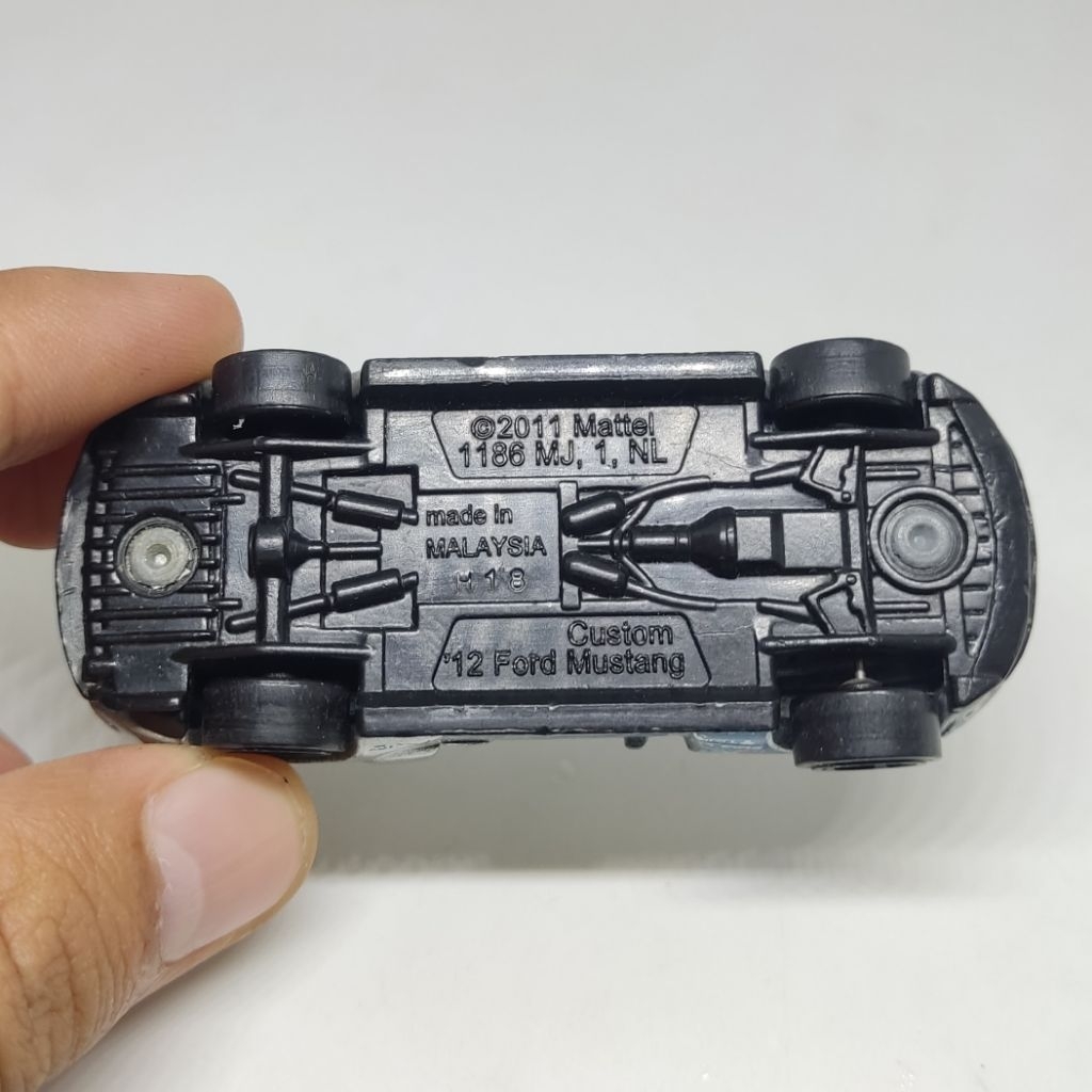 Jual Hot Wheels Lose Custom 12 Ford Mustang Falken Silver - HW SURFS UP ...