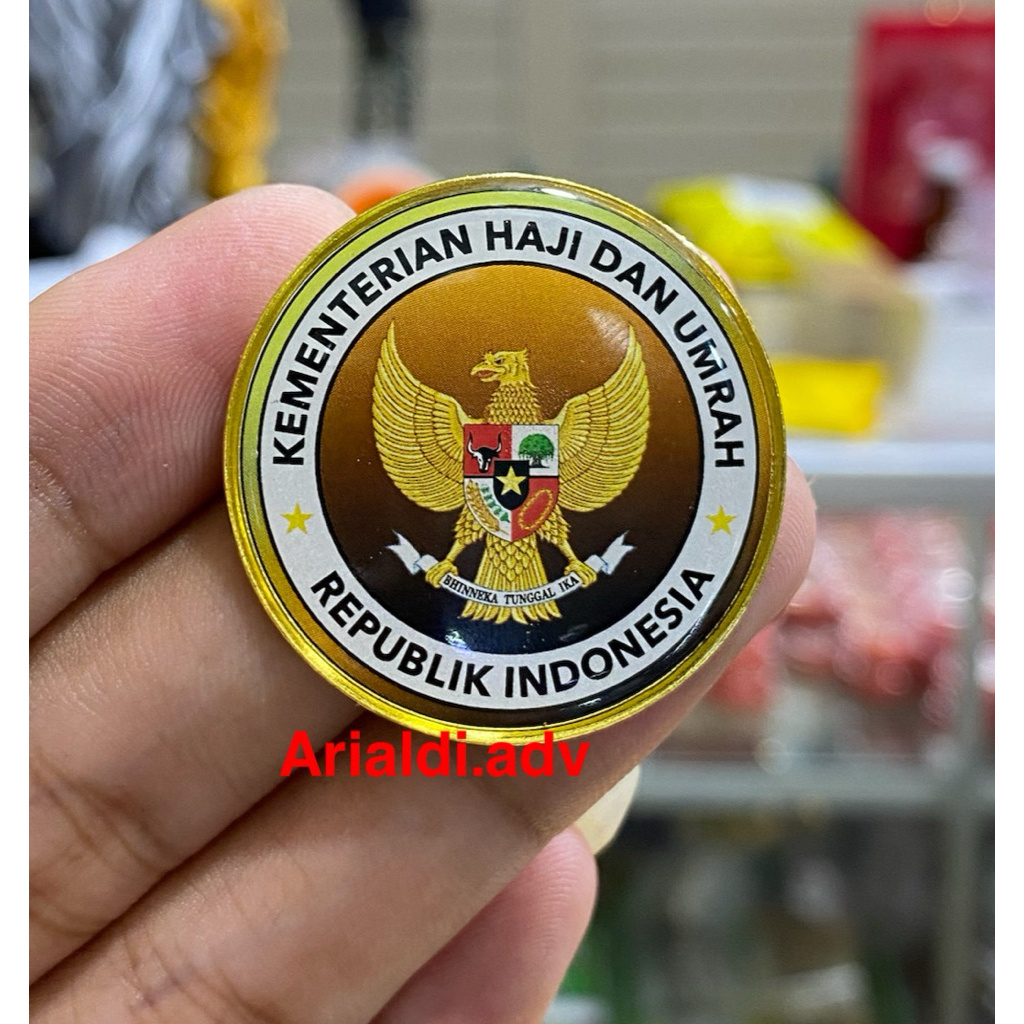 Jual pin KEMENTRIAN HAJI DAN UMRAH kuningan tebal dilapis resin magnet ...