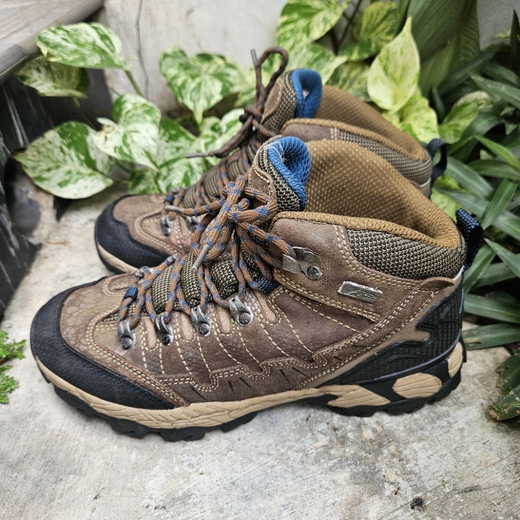 Jual sepatu hiking second arei size 40(25cm) | Shopee Indonesia