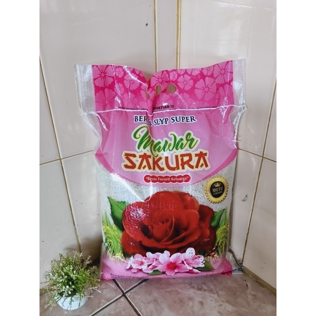 Jual beras super mawar sakura, enak, pulen kemasan 5kg | Shopee Indonesia