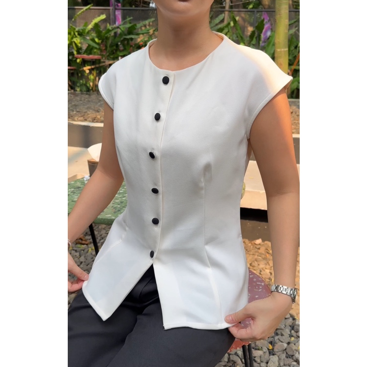 Jual Le Carnelian White Ira Vest | Shopee Indonesia