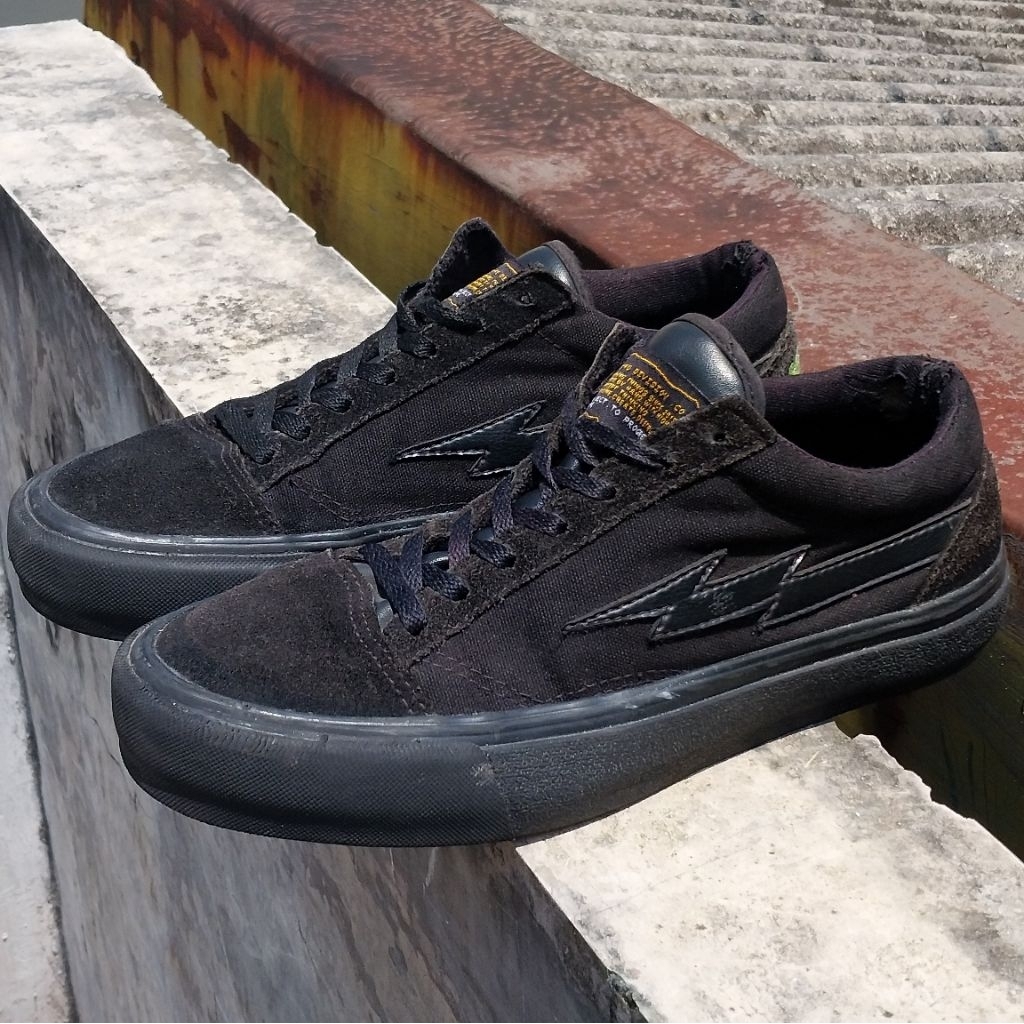 Jual Sepatu Word Division City Riots Triple Black | Shopee Indonesia