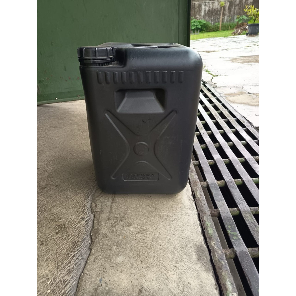 Jual Jerigen 25 Liter Hitam Bekas Like New HDPE Jeriken | Shopee Indonesia