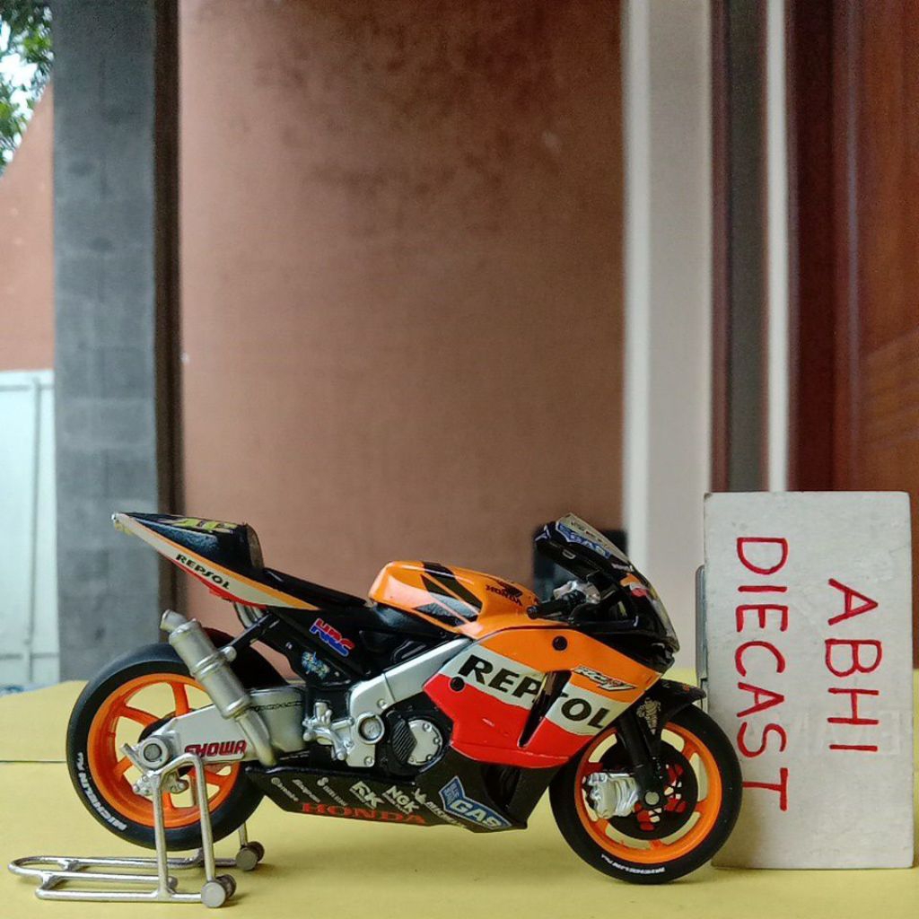 Jual Maisto honda rc211v repsol 2003 valentino rossi 46 miniatur ...