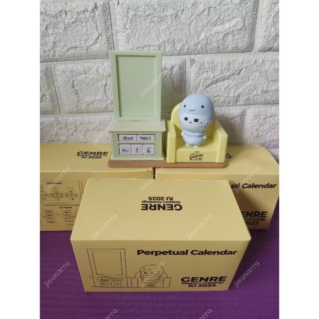 Jual IU Perpetual Calendar Official - Seasons Greetings 2025 | Shopee ...