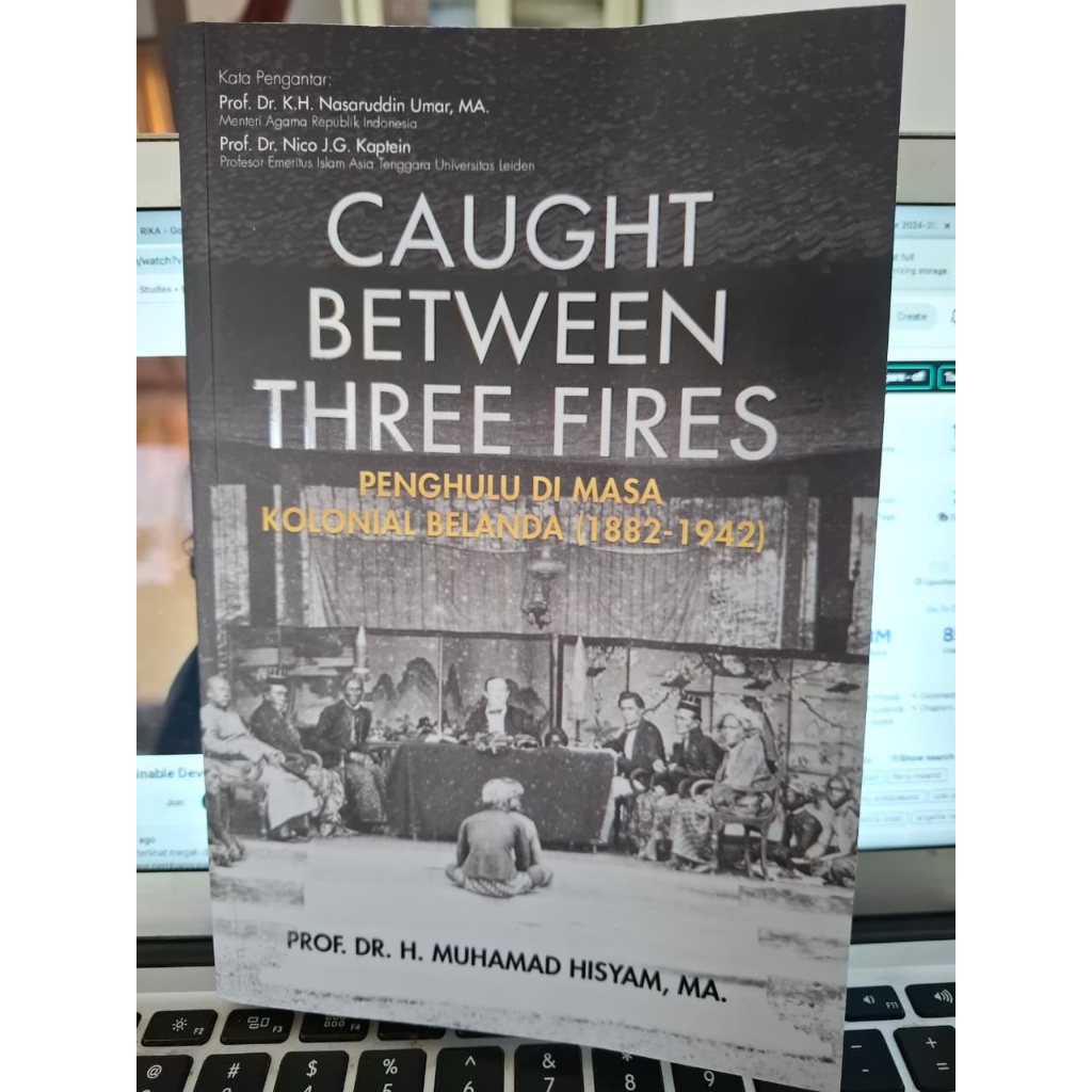 Jual Caught Between Three Fires: Penghulu di Masa Kolonial Belanda ...