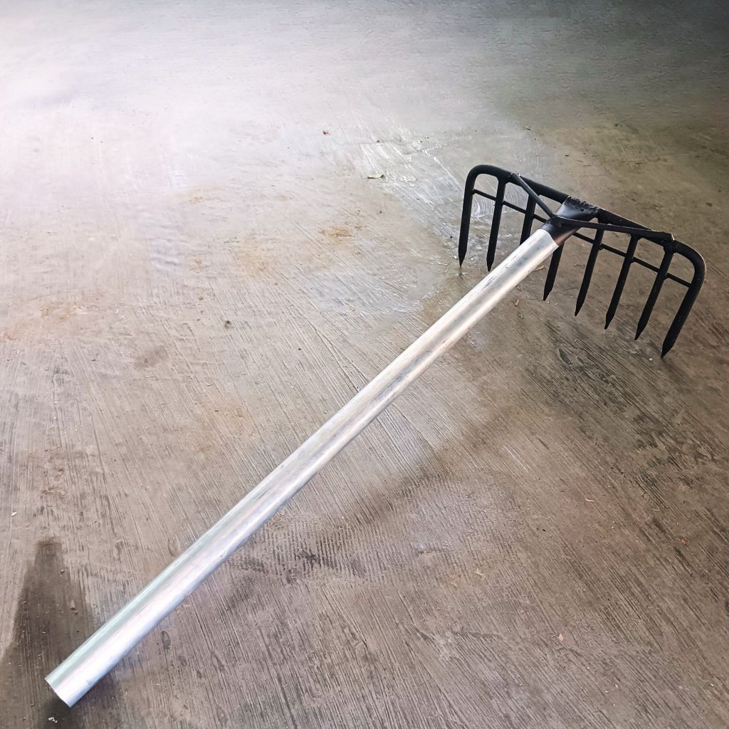 Jual Garuk Sampah Beton Baja Besar Gigi 8 Gagang Pipa Anti Karat ...
